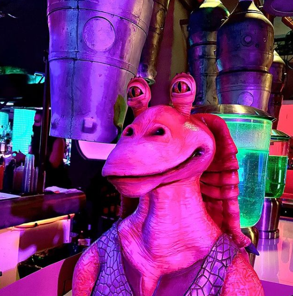 Check out this bombad Jar Jar Binks shaped cake!